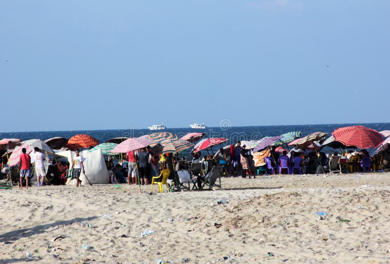 Arabische Mensen Op Strand in Egypte Redactionele Afbeelding - Image of ...
