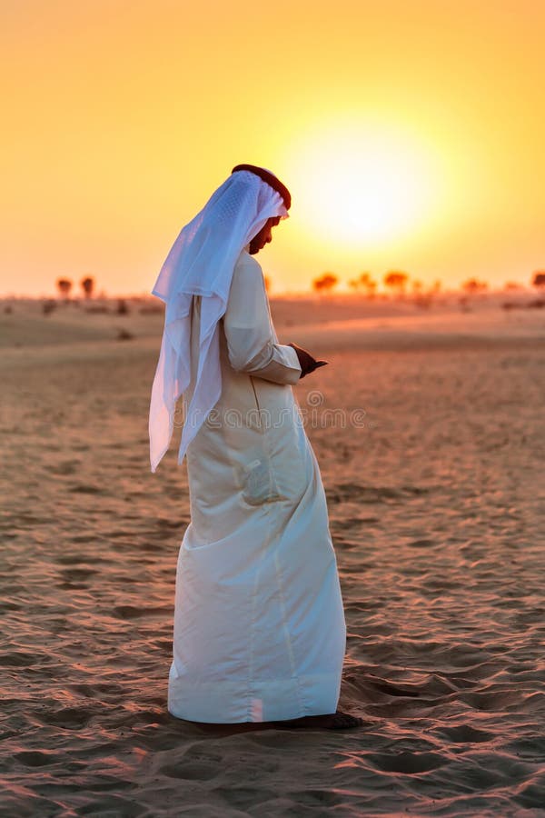 De Gids Van De Kameel Met Kameel in De Woestijn Stock Foto - Image of ...