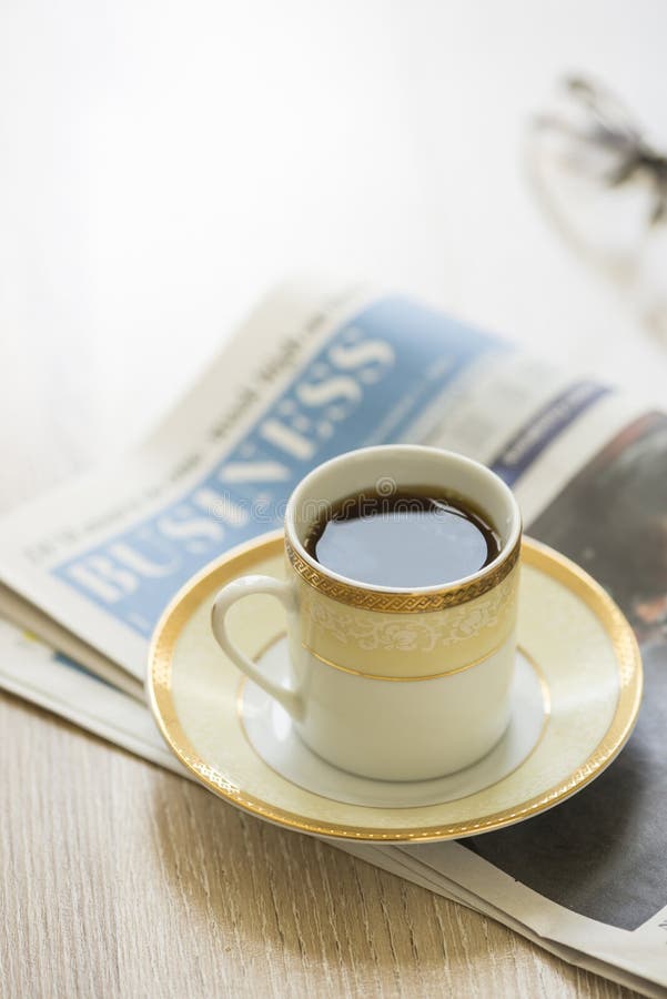Arabisk kaffe och tidning fotografering för bildbyråer. Bild av kaffe ...
