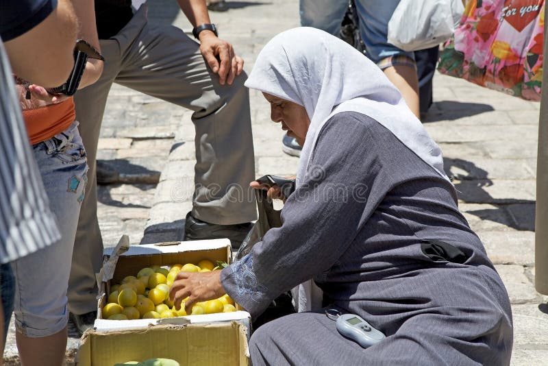 Arabkvinna Med Barn Bakom Ryggen I Marrakech Marocko Oktober 2019 ...