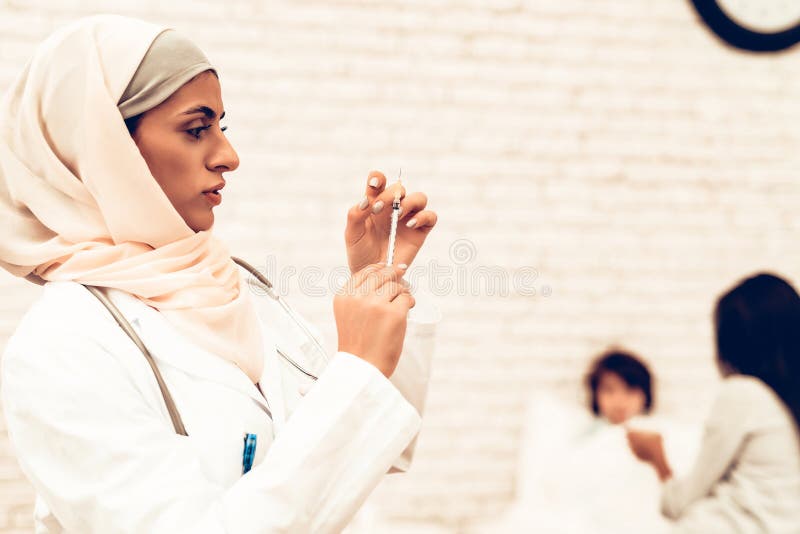 Arabisk Kvinnlig Doktor Hold Syringe Med Injektionen Arkivfoto - Bild ... Arabisk Kvinnlig Doktor Hold Syringe Med Injektionen Arkivfoto - Bild ...