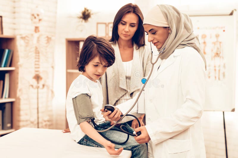 Arabisk Kvinnlig Doktor Hold Syringe Med Injektionen Arkivfoto - Bild ... Arabisk Kvinnlig Doktor Hold Syringe Med Injektionen Arkivfoto - Bild ...