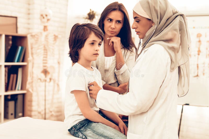 Arabisk Kvinnlig Doktor Hold Syringe Med Injektionen Arkivfoto - Bild ... Arabisk Kvinnlig Doktor Hold Syringe Med Injektionen Arkivfoto - Bild ...
