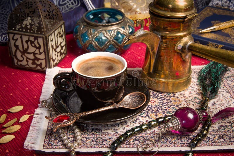 Arabisk kaffekruka arkivfoto. Bild av kruka, lämpligtvis - 68158818