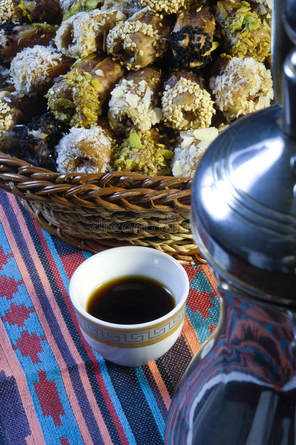 Arabiskt kaffe med data arkivfoto. Bild av datum, gourmet - 116310476