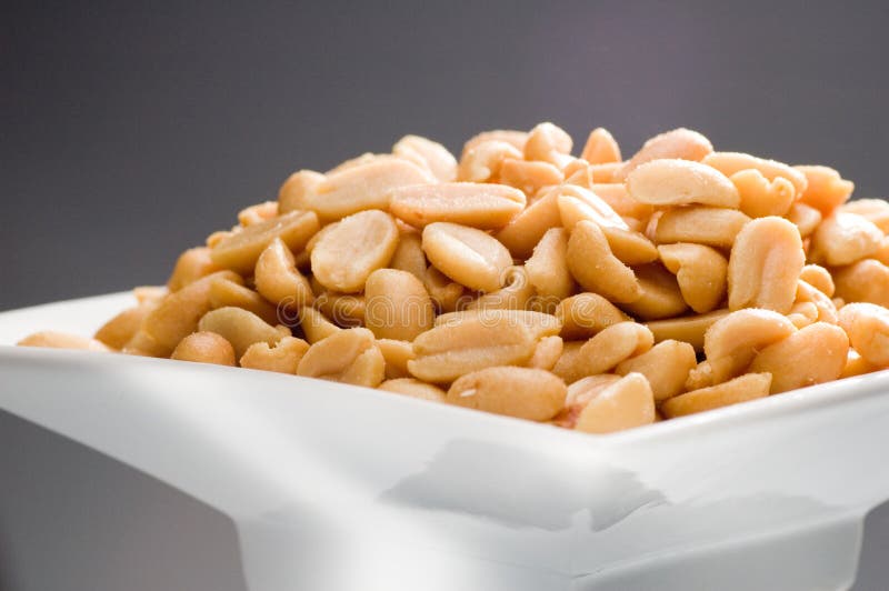 Arachides image stock. Image du appréciez, mangez, arachide - 1237361