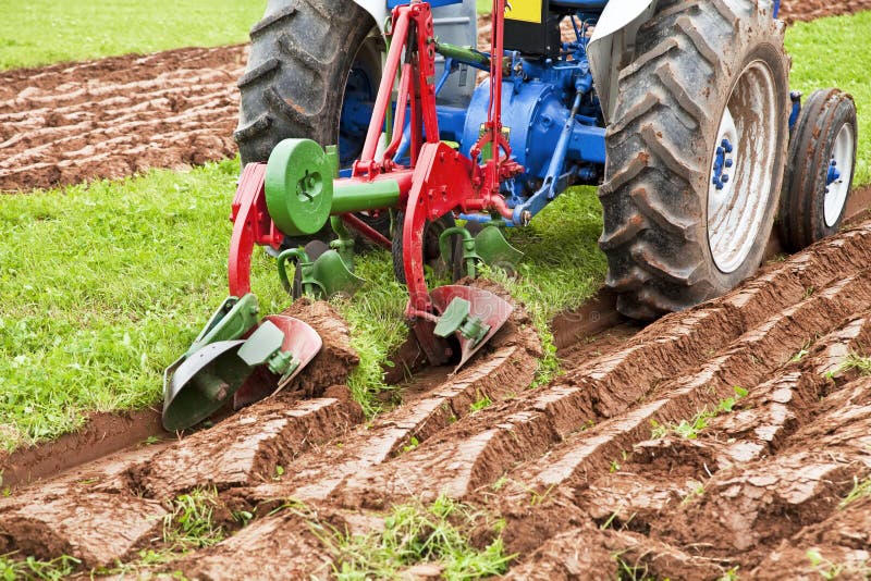 Arar el Campo foto de archivo. Imagen de granja, color - 24680674