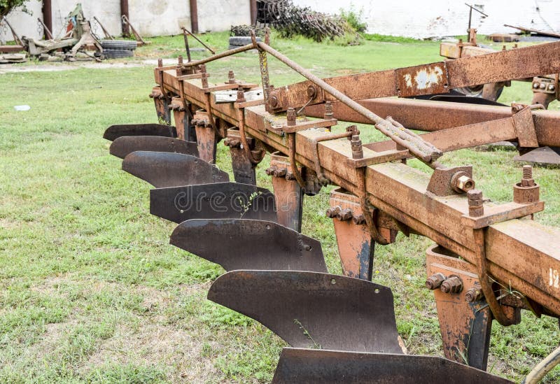 Arado No Reboque Para O Trator Arado Para Arar O Solo Foto de Stock ...