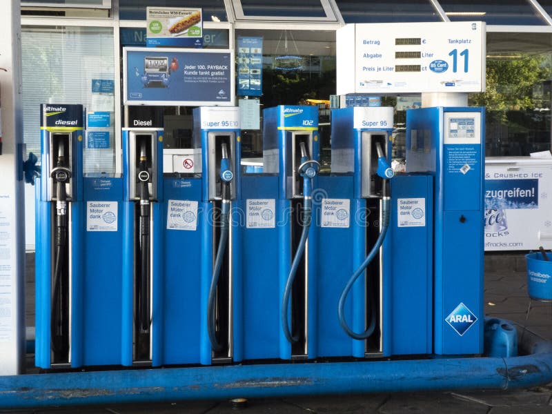 ARAL-Tankstelle Berlin Deutschland Redaktionelles Foto - Bild von ...