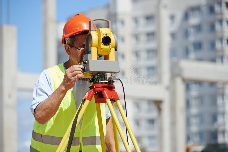 Arbeider met theodoliet stock afbeelding. Image of bouw - 33200803