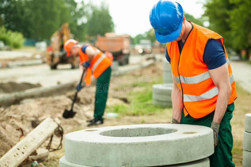 Arbeider tijdens het werk stock afbeelding. Image of weerspiegelend ...