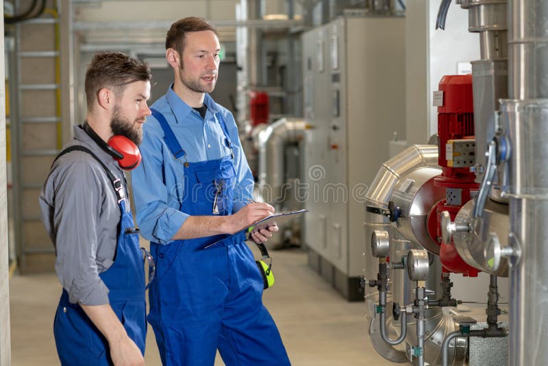 Arbeider twee in bedrijf stock afbeelding. Image of ingenieur - 155004171