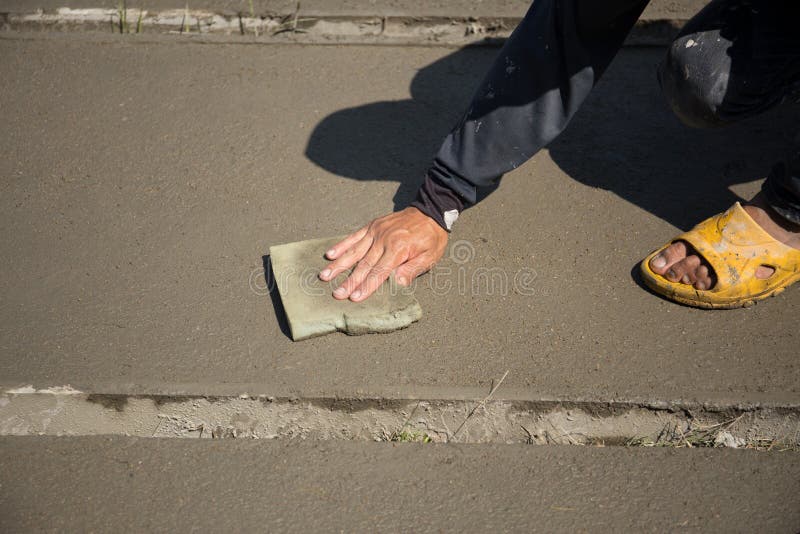 Arbeiders Vlotte Concrete Vloer Met Spons Stock Afbeelding - Image of ...
