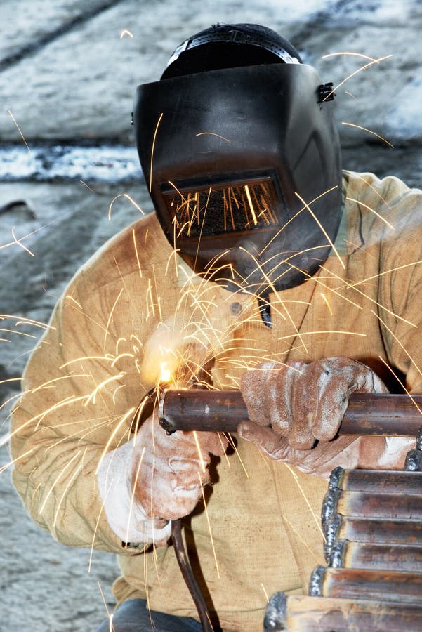 Elektrisch booglassen stock afbeelding. Image of gloed - 12436555