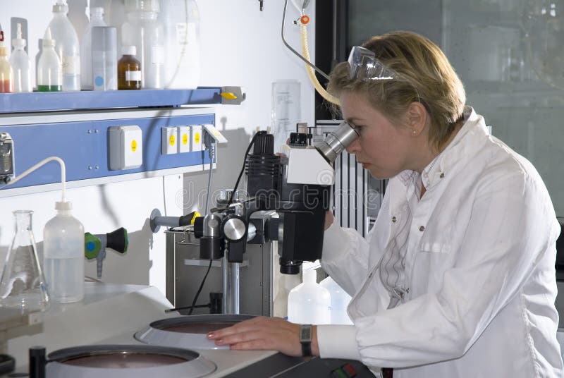 Arbeit im Labor stockbild. Bild von mikrobiologie, mantel - 3363687