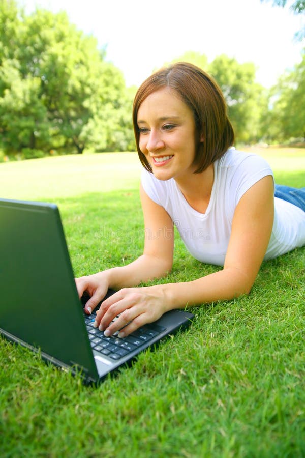 Arbeiten im Freien stockfoto. Bild von computer, formlos - 5825702 Arbeiten im Freien stockfoto. Bild von computer, formlos - 5825702