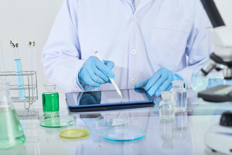 Arbeiten im Labor stockfoto. Bild von chemie, computer - 129794090