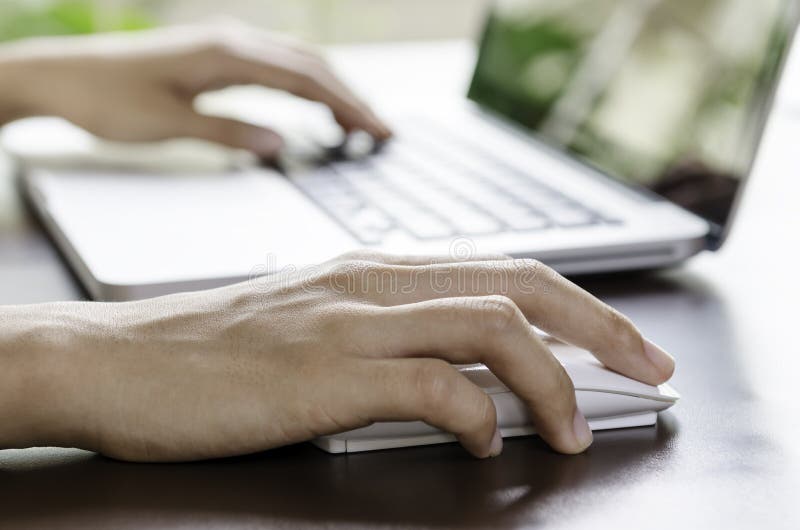 Arbeiten am Computer stockfoto. Bild von computer, arbeiten - 105492920