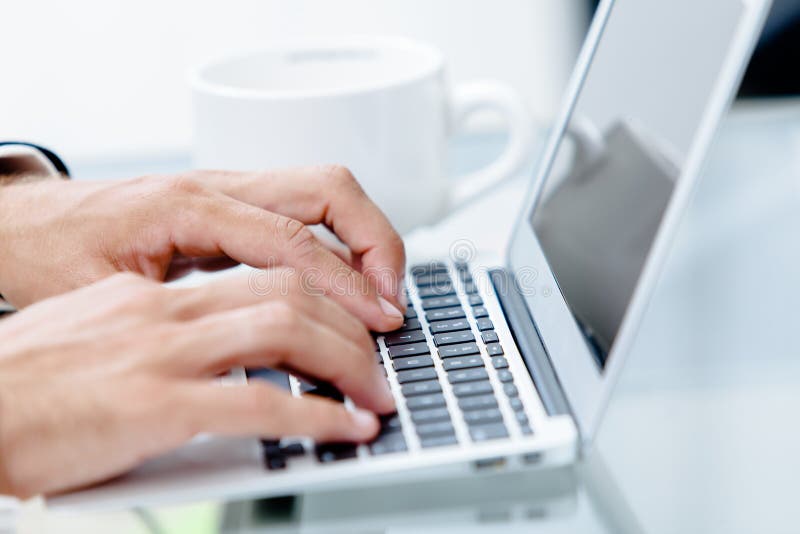 Arbeiten mit Laptop stockfoto. Bild von zuhause, betrieb - 35695968