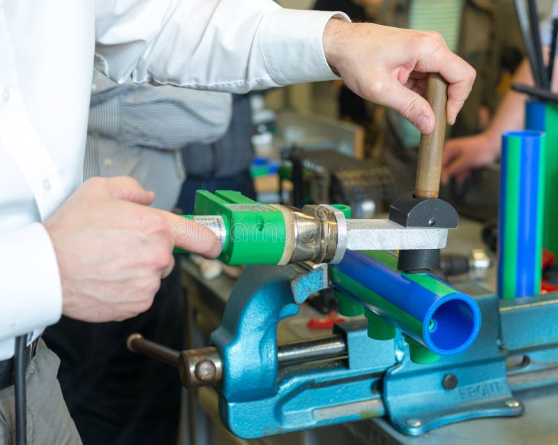 Arbeiten mit Rohren stockbild. Bild von fabrik, herstellung - 30875413