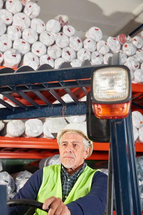 Arbeitskraft Als Gabelstaplerfahrer Auf Dem Gabelstapler Stockbild ...