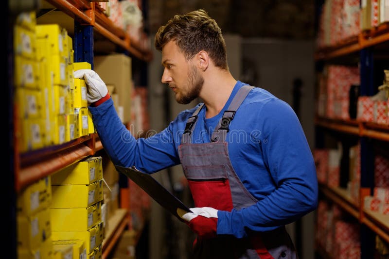 Arbeitskraft Auf Einem Lager Stockfoto - Bild von ablage, aufgabe: 63883906