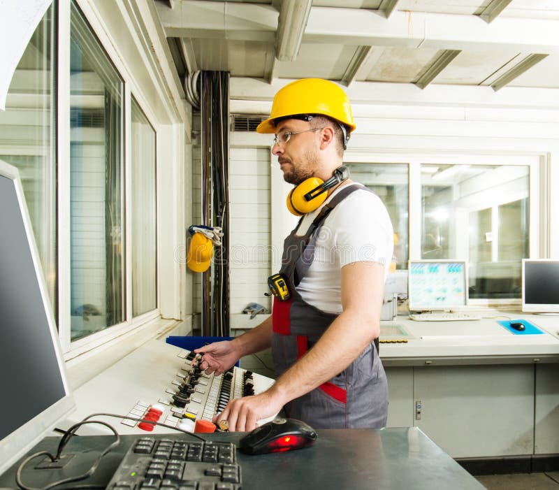 Arbeitskraft Auf Einer Fabrik Stockfoto - Bild von helm, tasten: 39967538