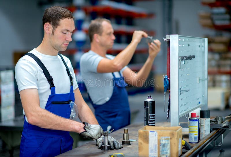 Arbeitskraft Zwei Auf Werkbank Stockbild - Bild von erhaltung ...