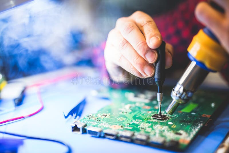 It-Service Und Mann, Die Einen PC Reparieren Stockfoto - Bild von ...