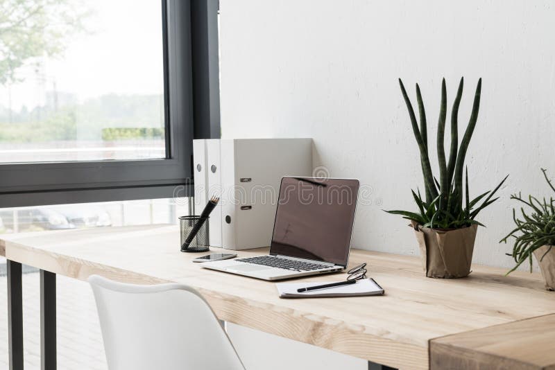 Arbeitsplatz Mit Laptop-Computer Stockbild - Bild von stilvoll, platz ...