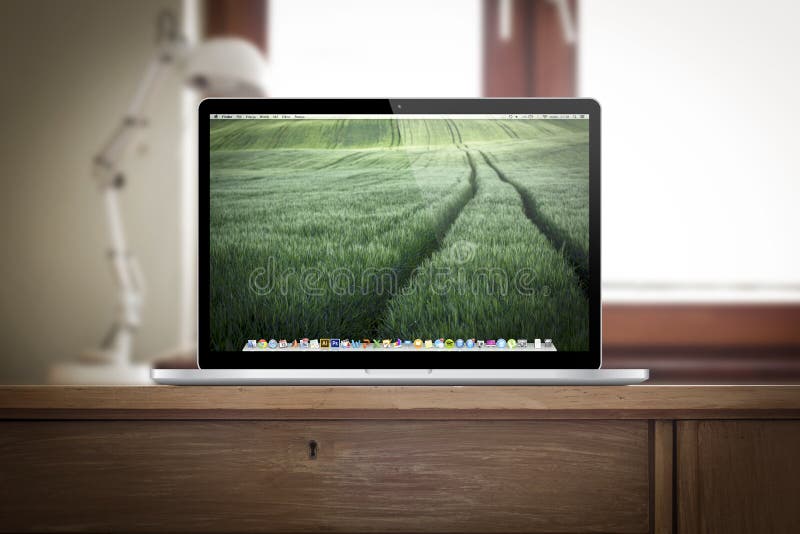 Arbeitsplatz Mit Laptop Oder Notebook Auf Dem Schreibtisch Stockfoto ...