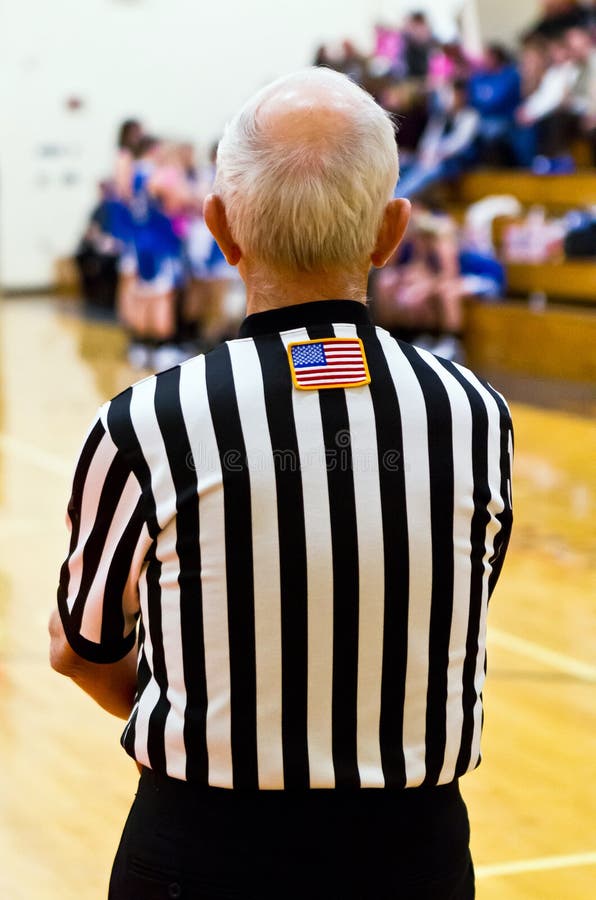 Arbitre De Basket Avec Ballon Sur Fond De Salle De Sport Photo stock ...