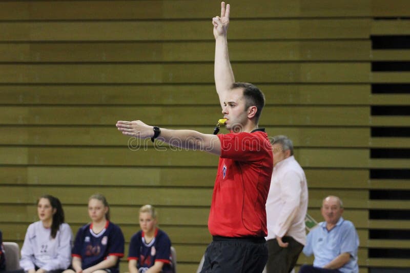 Arbitre de handball photo éditorial. Image du sifflez - 24103676