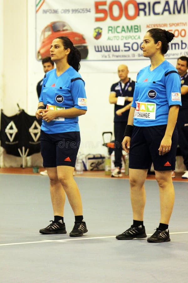 Arbitre de handball photo éditorial. Image du sifflez - 24103676