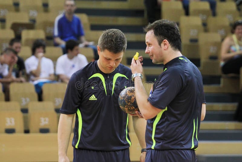 L'arbitre De Handball Donne Le Signal Jouant Au Cours Du Temps Image ...