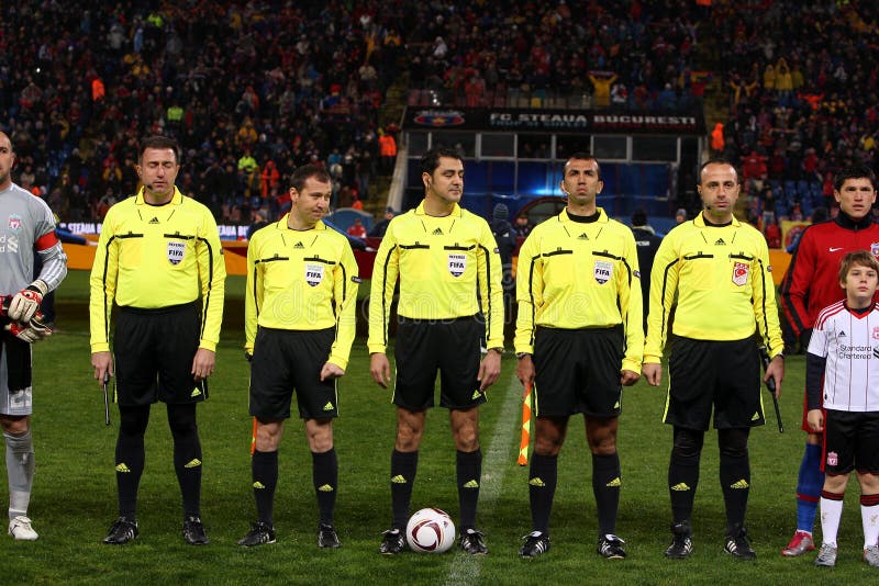 Arbitres De Match De Football Photo éditorial - Image du footballeurs ...