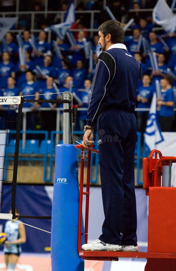 Arbitro Di Pallavolo Con La Palla Immagine Stock - Immagine di gioco ... Arbitro Di Pallavolo Con La Palla Immagine Stock - Immagine di gioco ...
