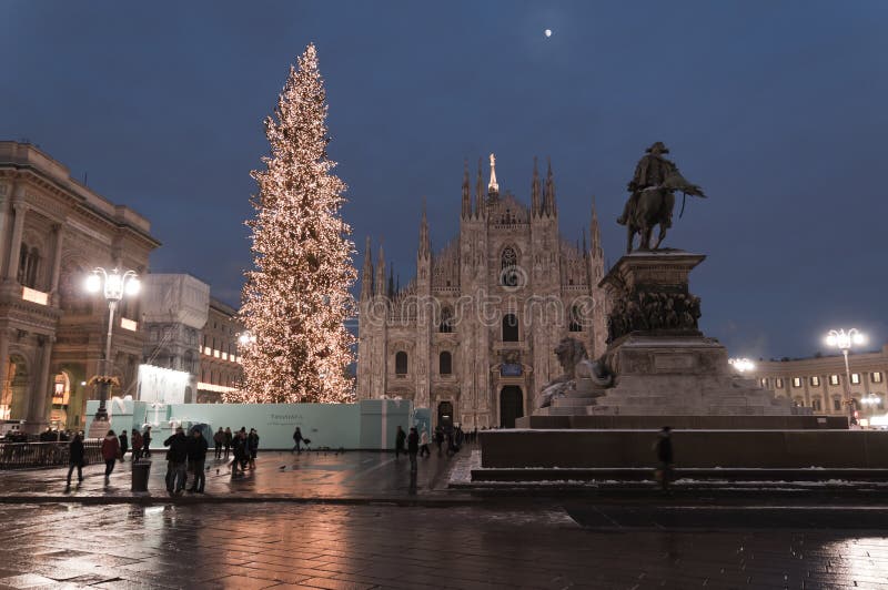 Milan - Marché de Noël image stock éditorial. Image du marché - 35878394
