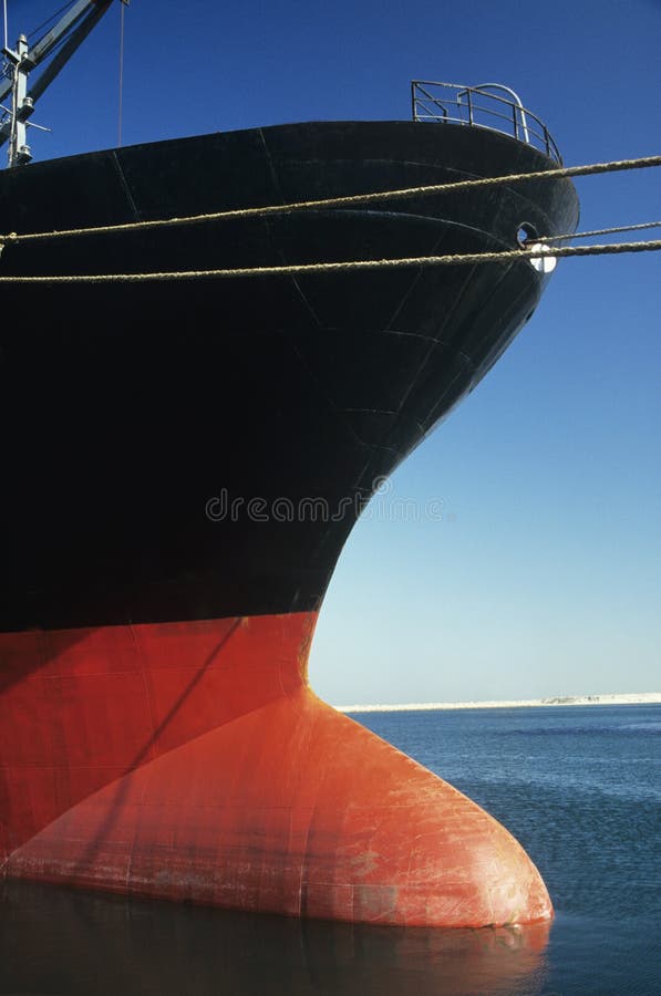 Arc à Bulbe De Bateau Stationnaire Photo stock - Image du océan, amarré ...