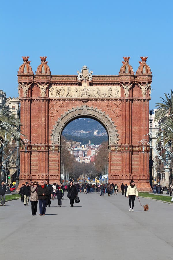 Arc De Triomf Con Las Luces Y La Familia De Calle Grandes Que Caminan ...