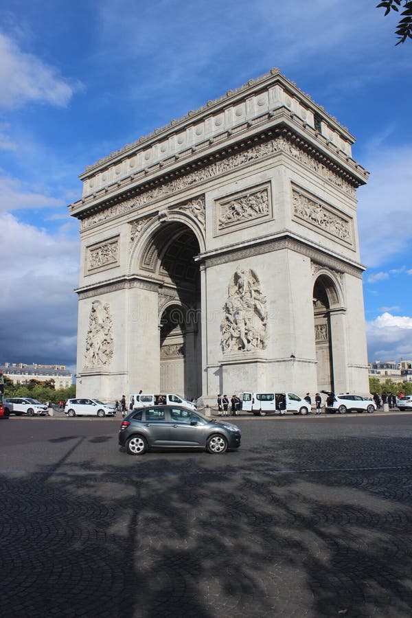 Arc De Triumph with Blue Sky in Summer 2018 in Paris Editorial Stock ...