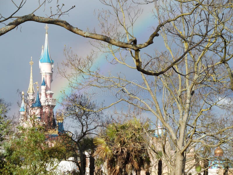 Arc-en-ciel Dans Disneyland Image stock éditorial - Image du château ...