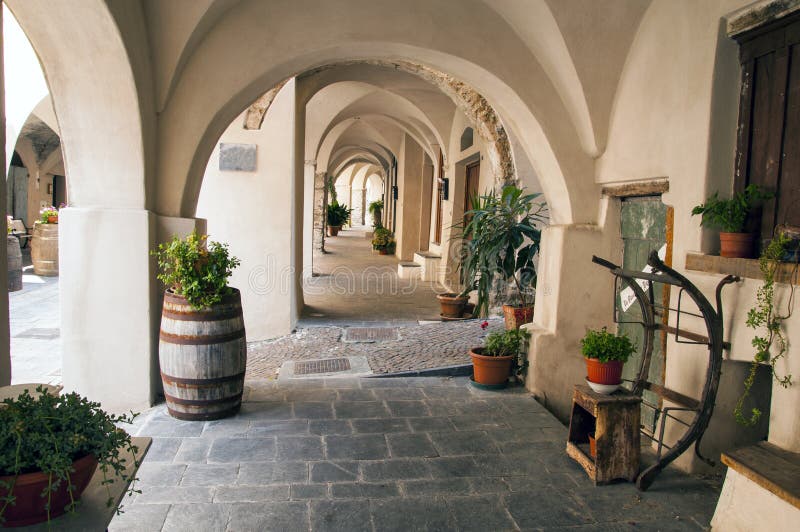 Arcada italiana imagen de archivo. Imagen de edificios - 39446747