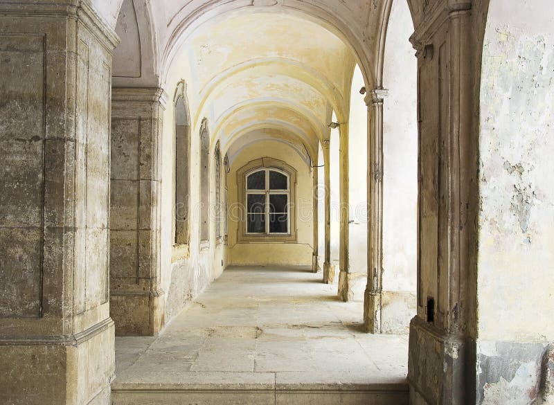 Arcada En Un Edificio De Piedra Arruinado Viejo Rebecca 36 Foto de ...