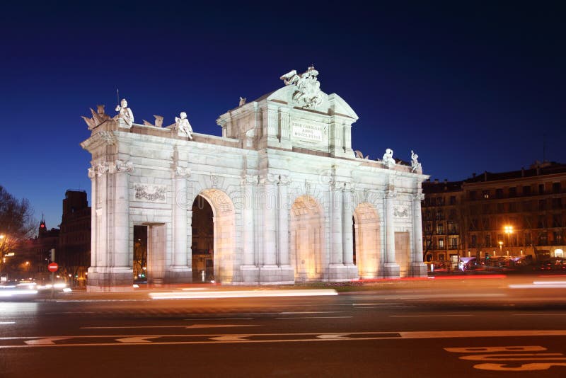 Arch Puerta De Alcala at Independence of Spain Square at Night Stock ...