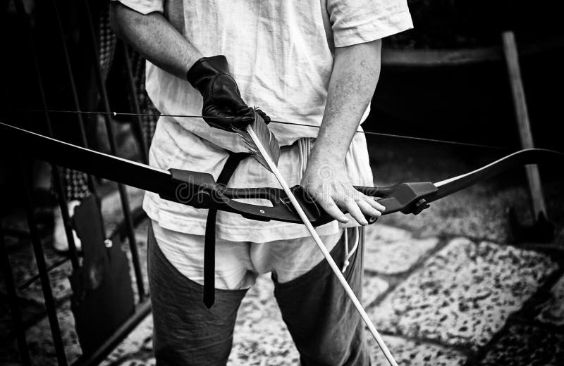 Arche Que Consigue Listo Para Tirar Una Flecha Imagen de archivo ...