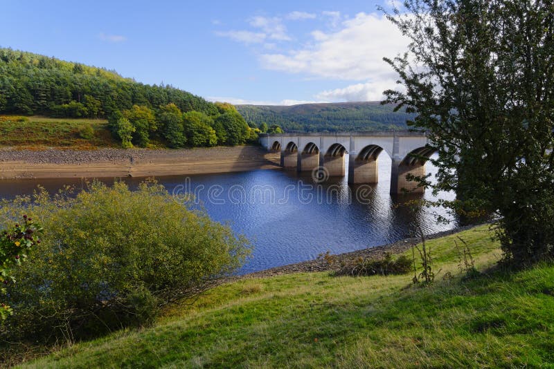 Arched Road Bridge Over the River Derwent at Ladybower Reservoir Stock ...