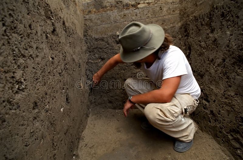 L'archeologo Scava Le Ossa in Cimitero Fotografia Stock - Immagine di ...