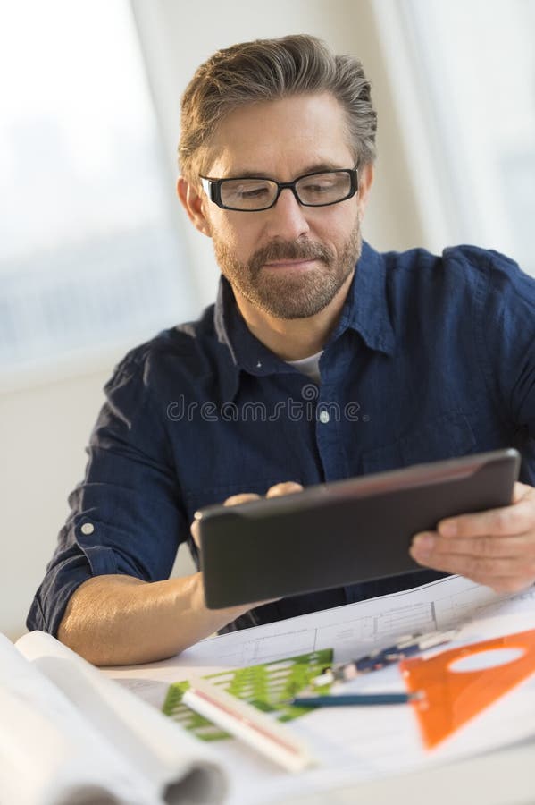 Architect Using Digital Tablet Bij Bureau in Bureau Stock Foto - Image ... Architect Using Digital Tablet Bij Bureau in Bureau Stock Foto - Image ...