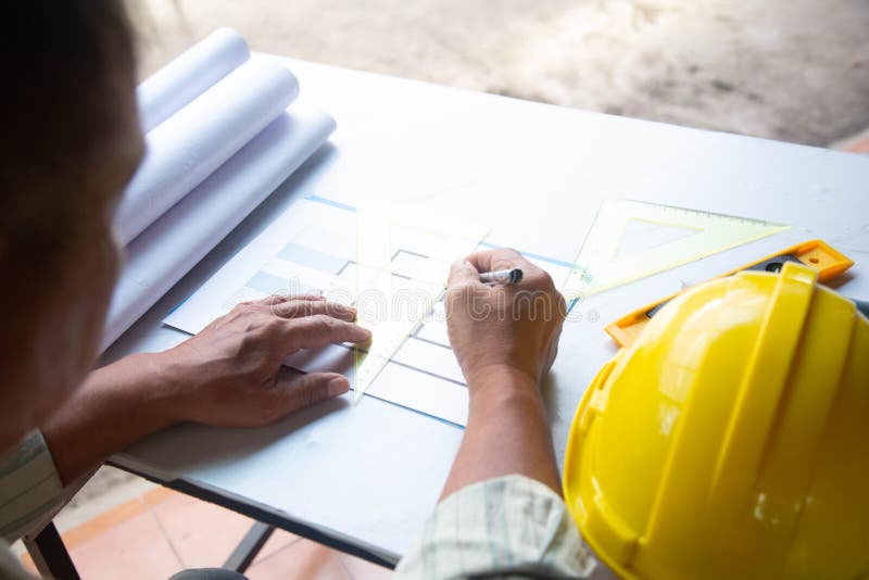 Architecte Conception De Projet Sur Chantier De Construction Avec Plan ...